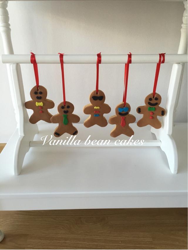 Gingerbread man cookies - Decorated Cake by Vanilla bean - CakesDecor