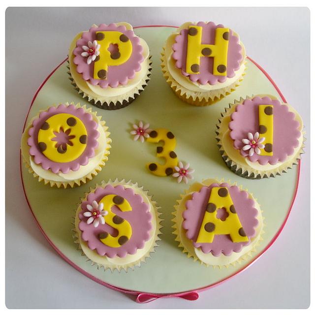 3rd Birthday Cupcakes - Cake by Helen Geraghty - CakesDecor