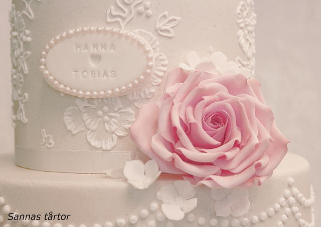 Lace and pearl wedding cake. - Cake by Sannas tårtor - CakesDecor Lace and pearl wedding cake. - Cake by Sannas tårtor - CakesDecor